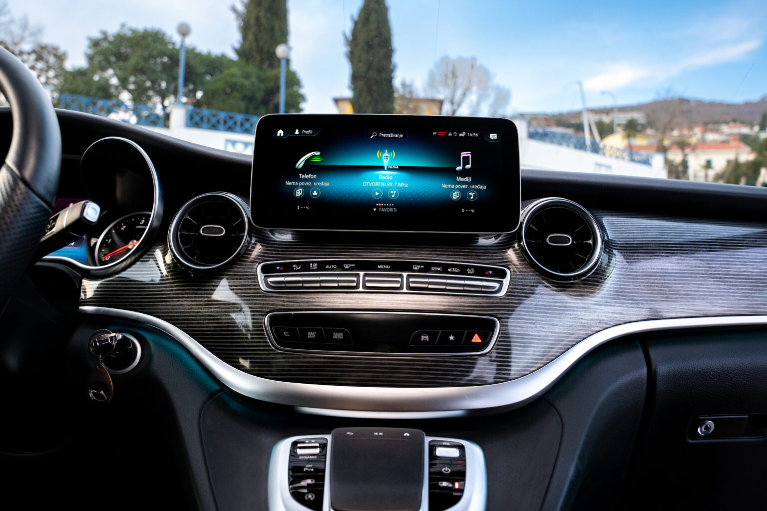 Let Cars – Luxury Transfers for an Exceptional Travel Experience